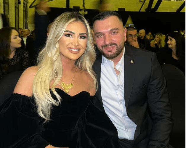 Mërgimi s’e lë rehat Engjin dhe vjehrrën në dasmë, ai shihet duke ...